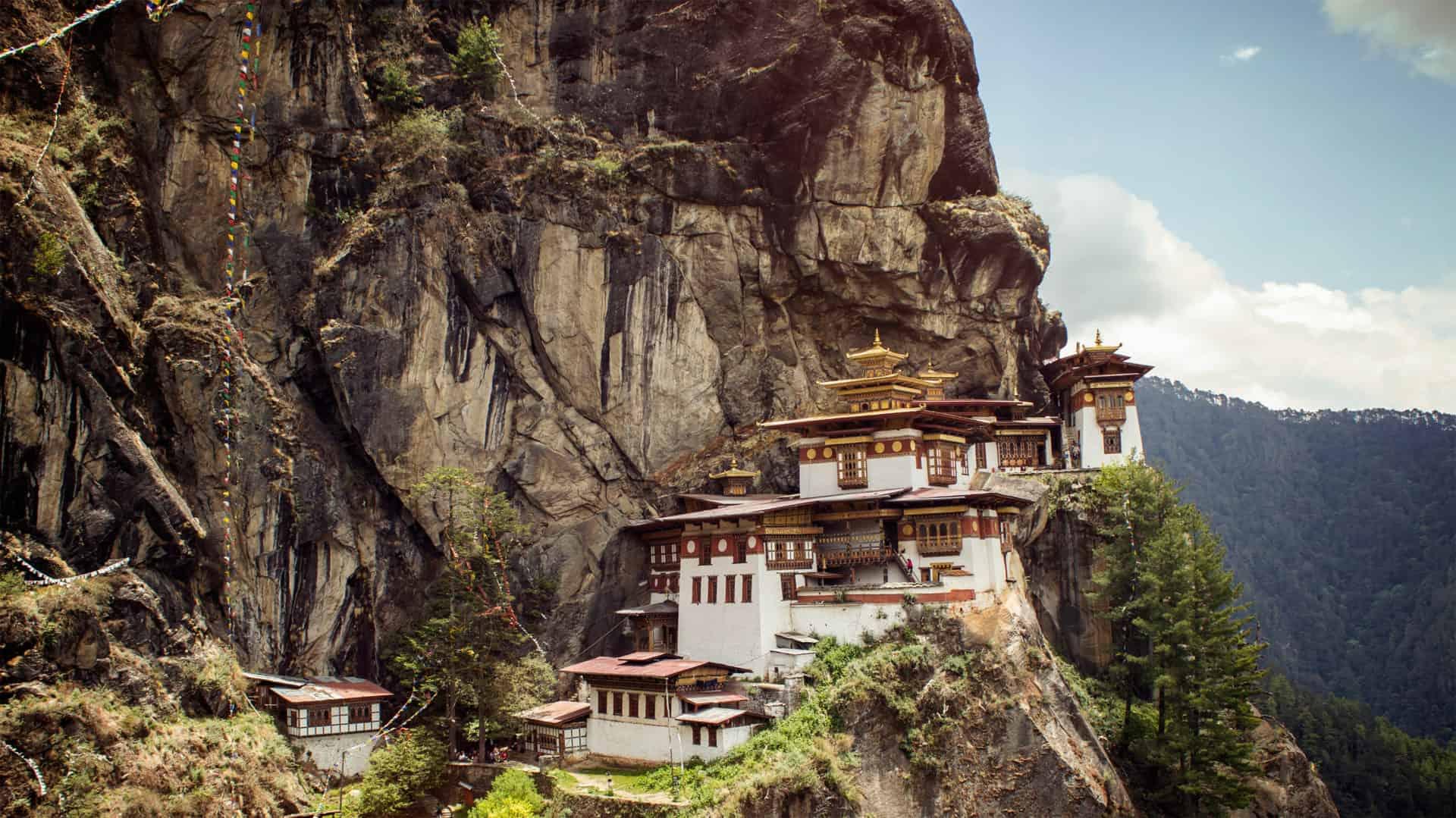 Driving in Bhutan Guide: Ultimate Tips & Rules 2024